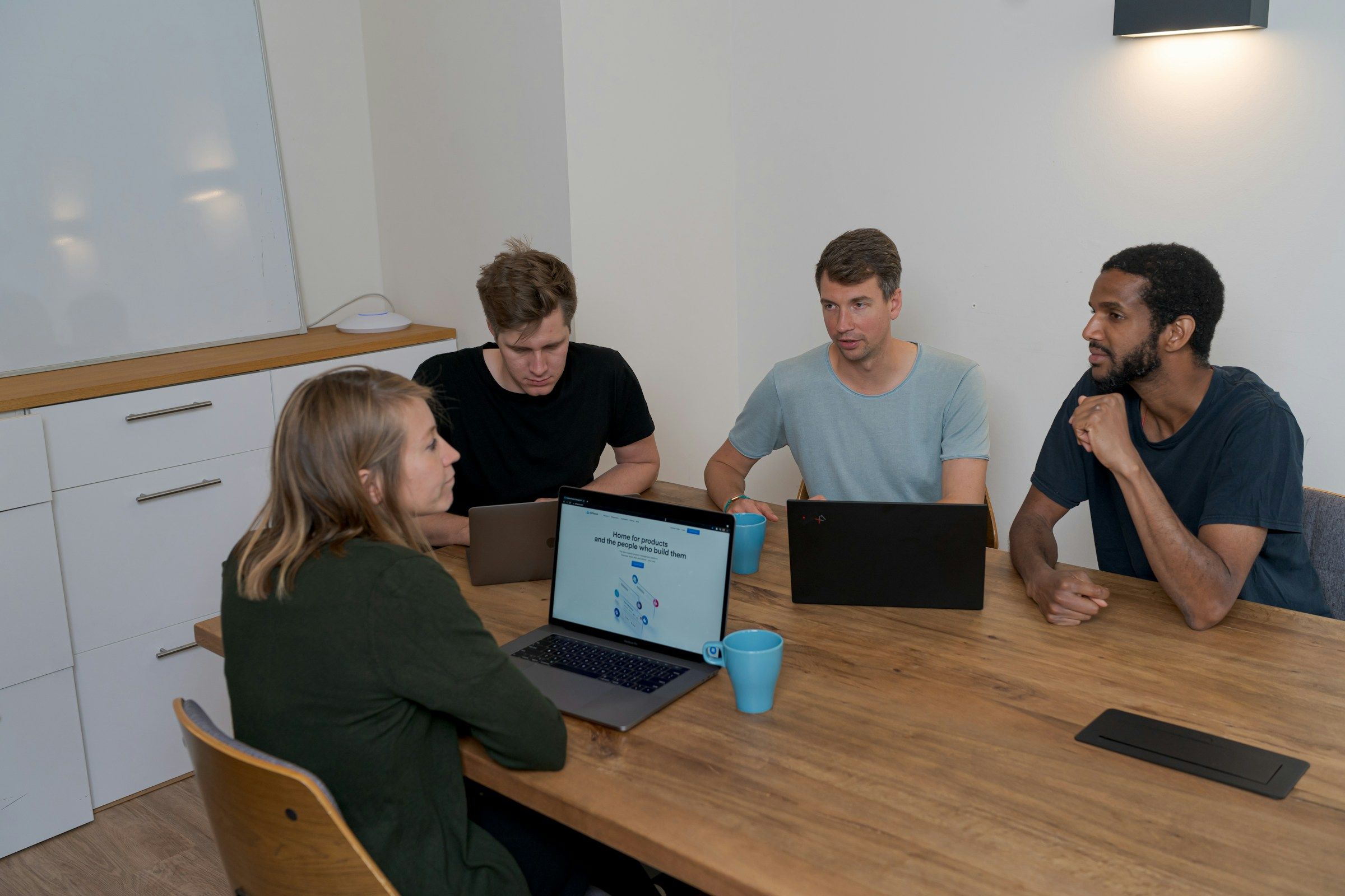 10 Employee Relations Best Practices To Boost Morale & Productivity