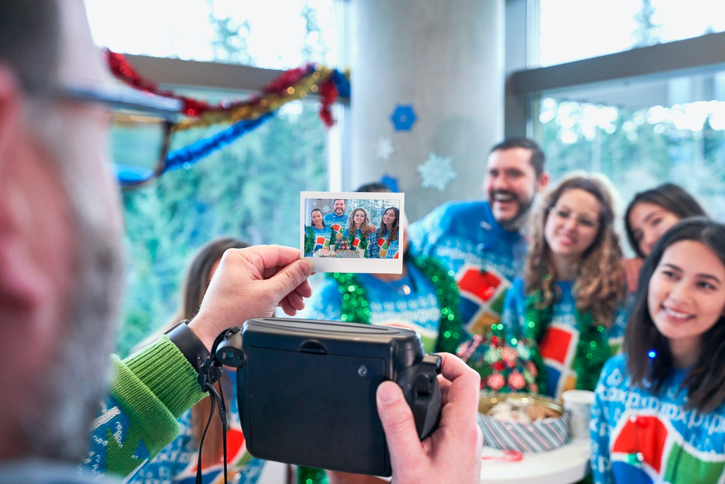 53 Holiday Team Building Activities for All Team Sizes